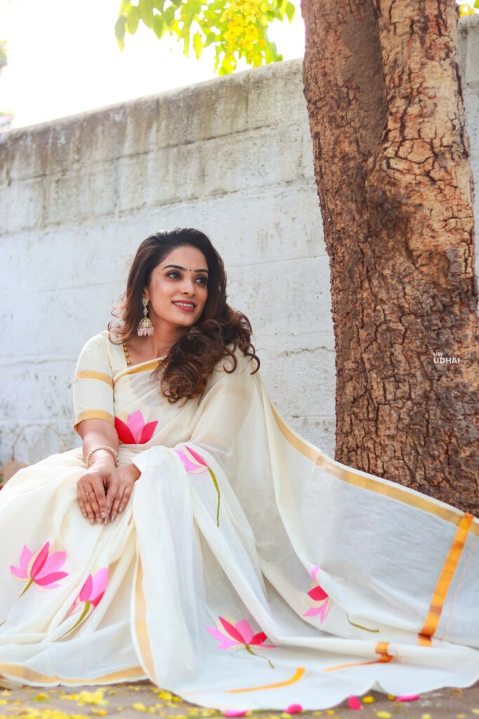 Lotus Hand Embroidery in Kerala Kasavu Saree - Noolaadai